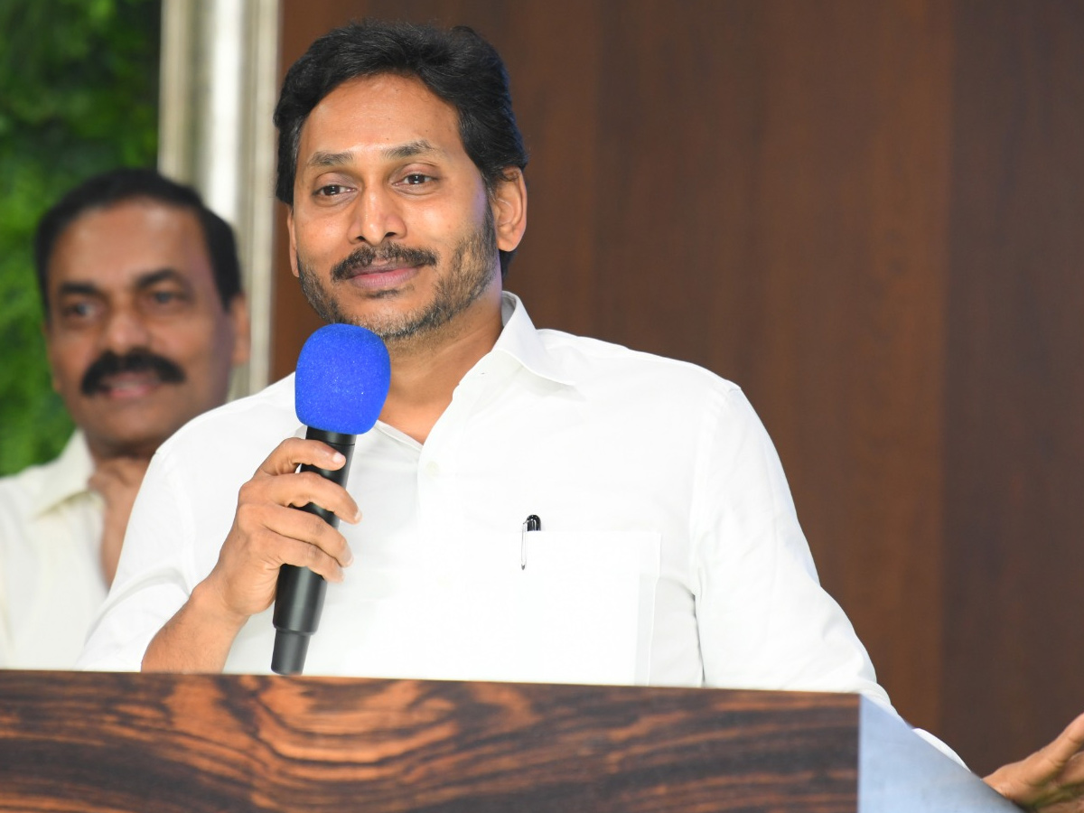 జగనే కరెక్ట్‌ అంటున్నారు.. (ఫొటోలు) | YS Jagan Meeting With Nellore YSRCP Leaders: Photos | Sakshi